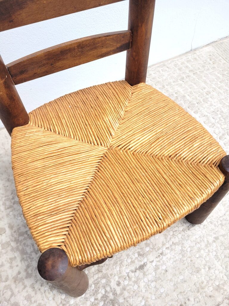 Chaise basse en bois tourné et paille | Coucou Retro
