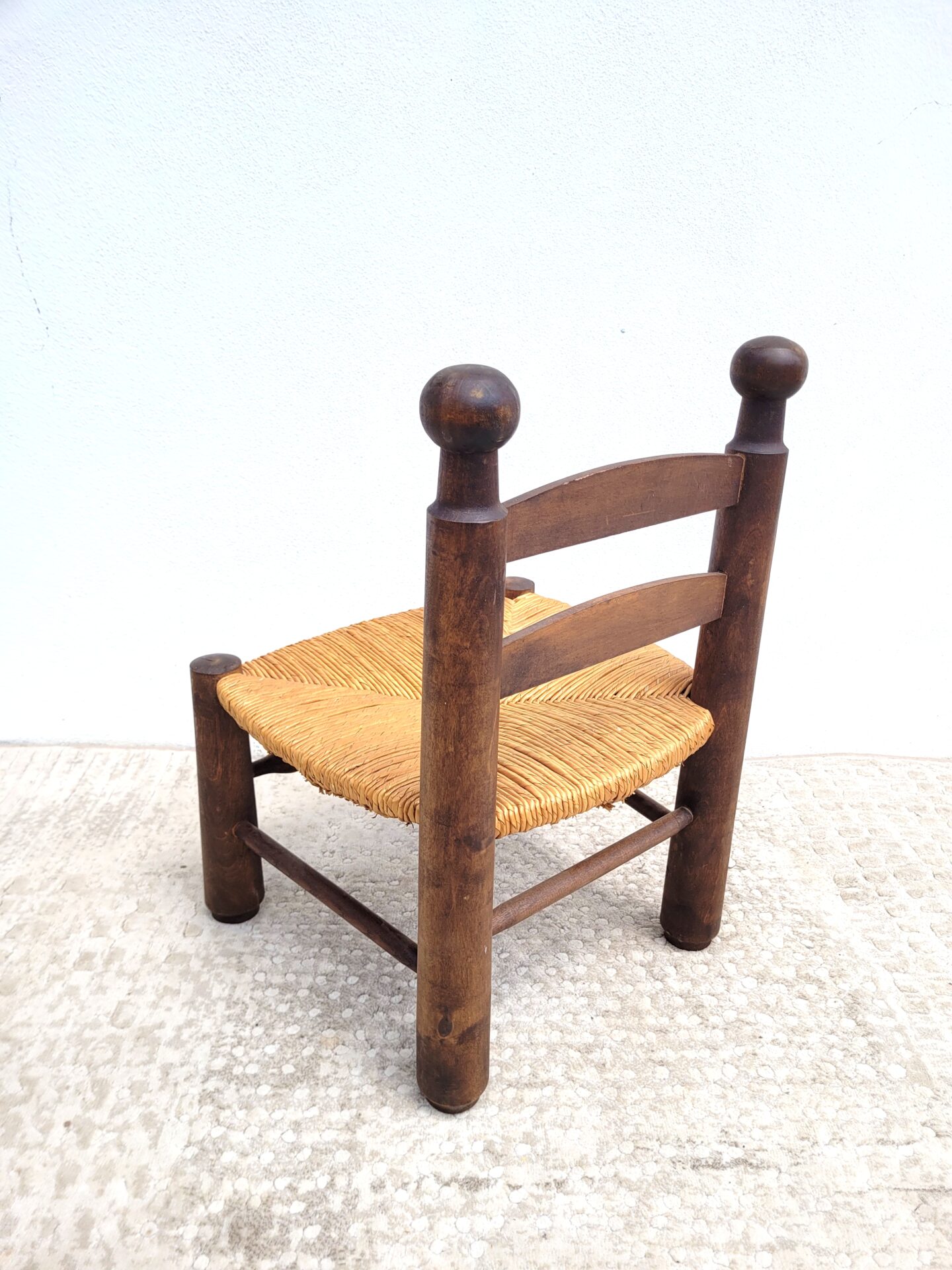 Chaise basse en bois tourné et paille | Coucou Retro