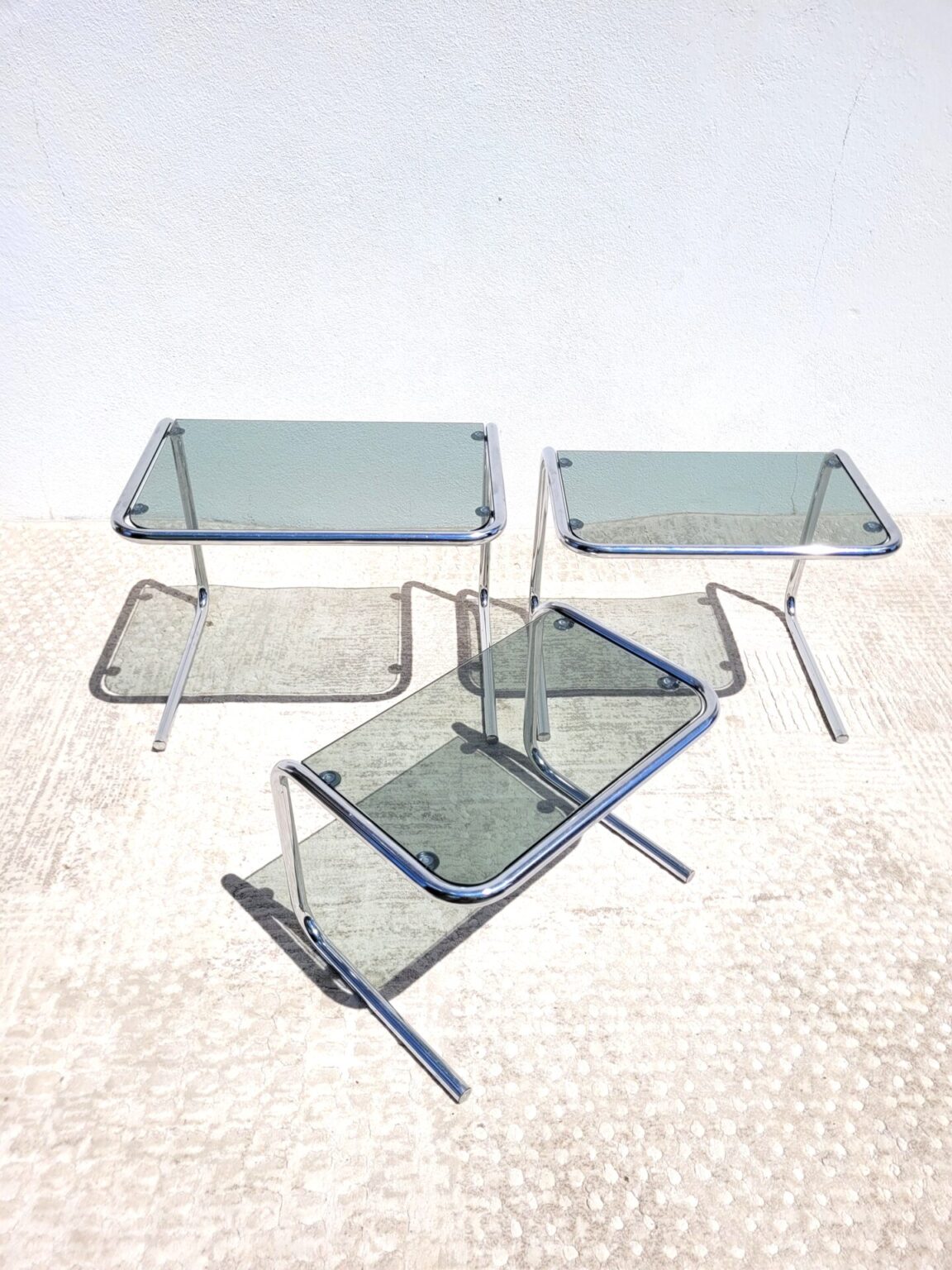 Tables basses gigognes vintages en chrome et verre fumé | Coucou Retro